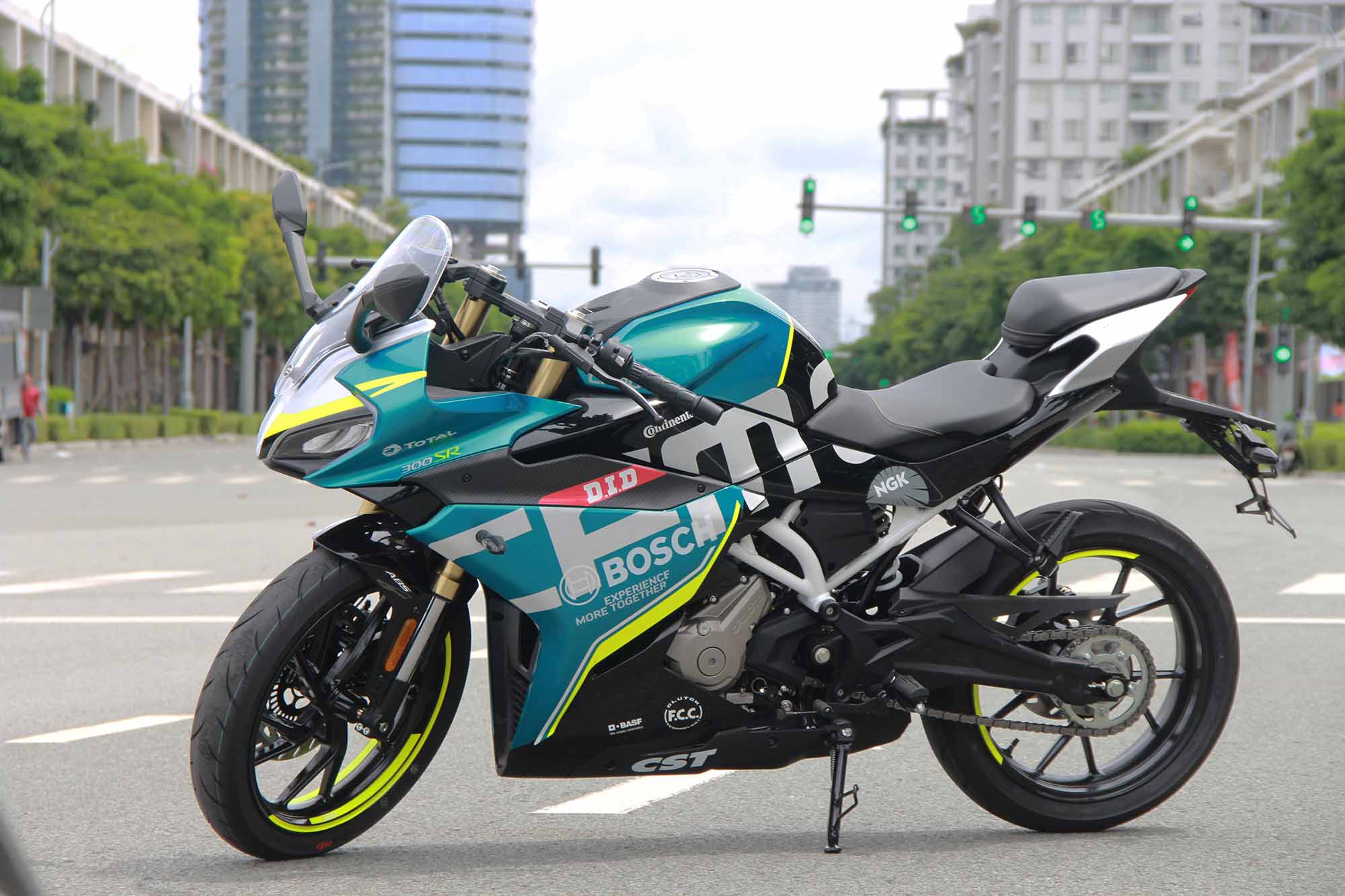 Chi tiết mẫu xe moto 300cc chuẩn bị cạnh tranh Yamaha R3 - CF Moto ...